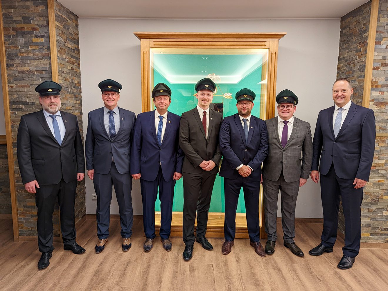 Drei neue Offiziere im Olper Schützenvorstand - Südwestfalen Magazin ...